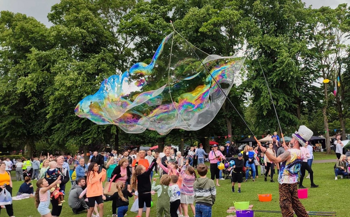 The Bubble Whisperer - Gigantic Bubble Fun - Bubble Performer ...